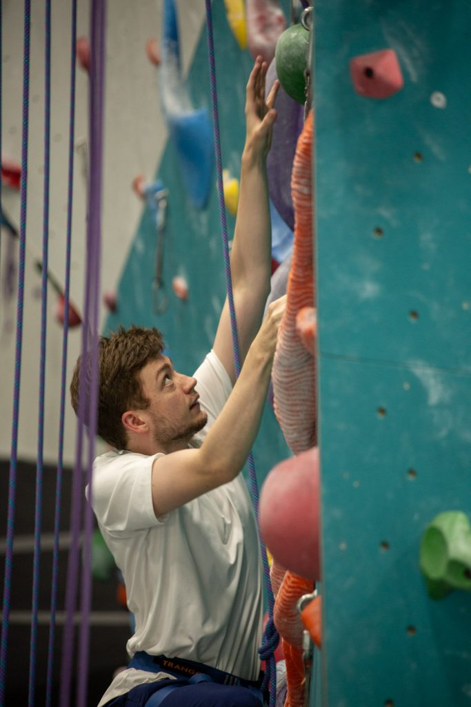 What to Wear Indoor Rock Climbing: A Guide to Comfort and Functionality ...